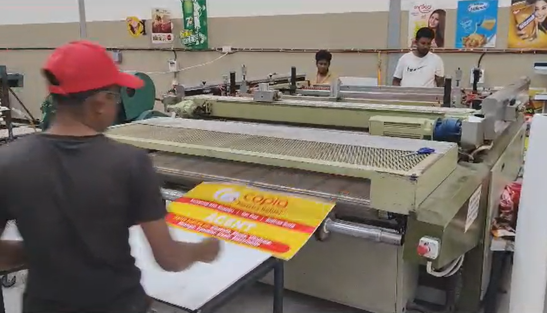 Direct Flat-Bed Screen Printing. – Screen Field Advertising